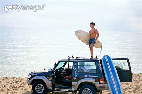 여행 서핑 서핑보드 수중스포츠장비 여름 바다 해변 휴가 여가 주제 즐거움 컨셉 이미지 Jv12384082 게티이미지뱅크