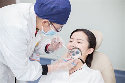 牙科医生检查患者牙齿图片