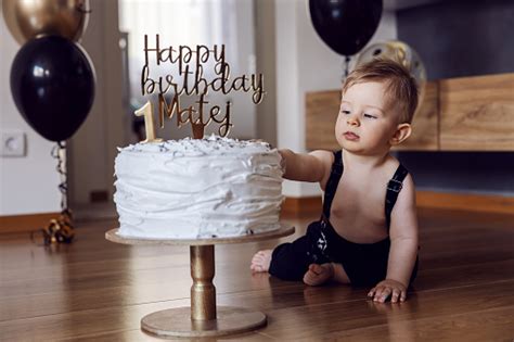 Photo Libre De Droit De Petit Garçon Mignon De Chéri Sasseyant Sur Le
