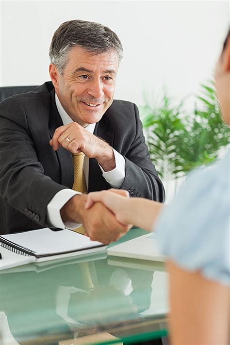 유토이미지 Businessman shaking a womans hand