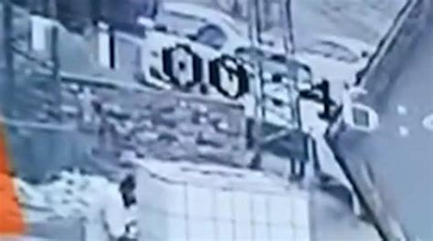 لاہور ڈاکو لوہے کے تاجر سے ایک کروڑ روپے چھین کر فرار، سی سی ٹی وی