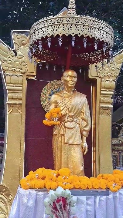 กราบไหว้อนุสาวรีย์ ครูบาศรีวิชัย ทางขึ้นวัดพระธาตุดอยสุเทพ