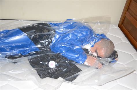 年 月 日 穿着 slvrbrboy 的蓝色 PVC 护身服和我的 pvc 工作服的 Vacpack xHamster