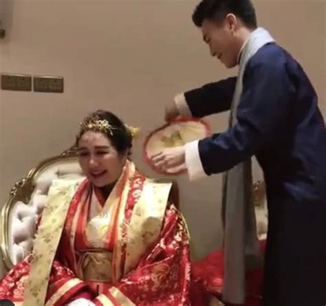 何超盈超奢华过大礼曝光网友笑昏厥穿成这样是要登基吗 凤凰网娱乐 凤凰网
