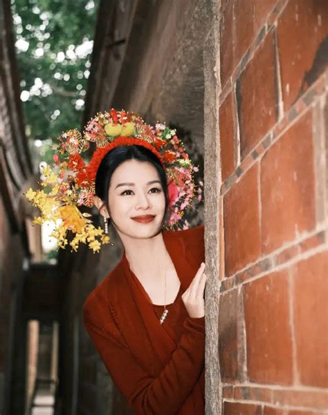 胡杏儿穿红衣体验泉州簪花 游逛小巷笑容明媚治愈 搜狐大视野 搜狐新闻