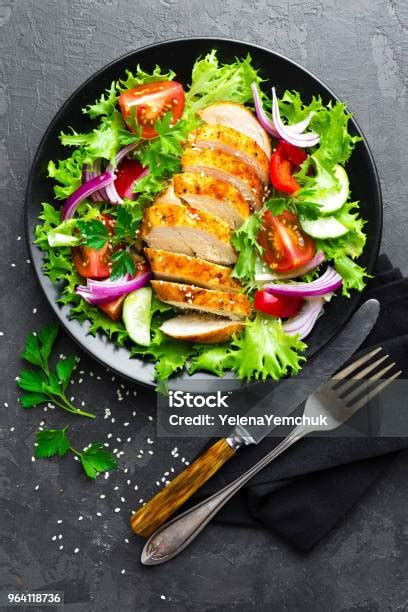 닭고기와 함께 샐러드입니다 닭 가슴살과 신선한 야채 샐러드입니다 고기 샐러드 접시에 신선한 야채와 치킨 필렛 0명에 대한 스톡 사진 및 기타 이미지 Istock