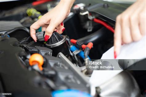 한 여성이 차를 고치고 자동차 매뉴얼을 열어 비 시작 날에 차를 고치다 여자에 대한 스톡 사진 및 기타 이미지 여자 기술자 깨짐 Istock