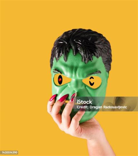 아름답게 칠해진 손톱을 가진 여성의 손 오싹한 배경에 유령 마스크를 들고 할로윈 개념 가장한 자만심 개념에 대한 스톡 사진 및