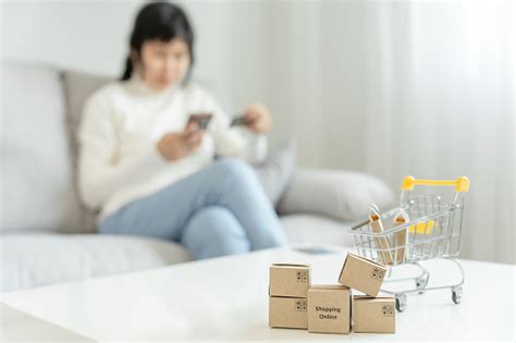 집에서 온라인 쇼핑을 위해 스마트폰을 사용하는 여성 지불 세부 정보 페이지 디스플레이 및 신용 카드와 휴대 전화를 들고 손 집에 머물러 라 기술 전자 상거래 인터넷 시장