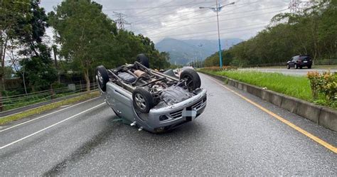花蓮轎車離奇自撞烏龜翻 車內3人命大僅受輕傷 社會 Ctwant