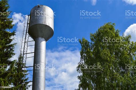 푸른 하늘과 나무에 대 한 대 용량 배럴물을 공급 하기 위한 큰 철 금속 빛나는 스테인레스 산업 물 타워 0명에 대한 스톡 사진 및 기타 이미지 Istock