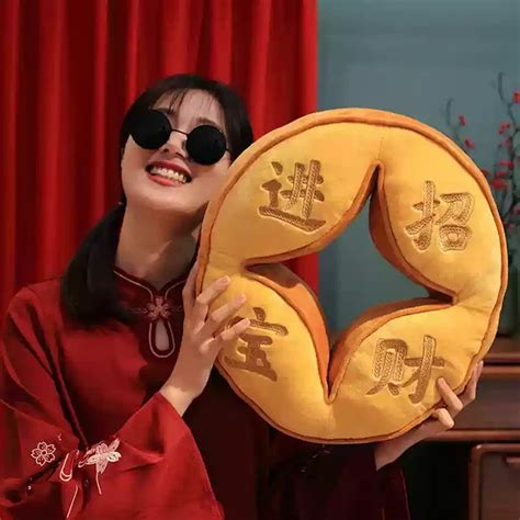 一夜抱富钱卷抱枕卡通可爱圆形古钱币铜钱招财进宝暴富抱枕毛绒玩 淘宝网 花瓣网