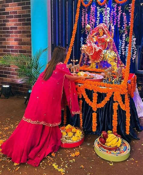 नवरात्रि पर मां के रंग में रंगी नेहा कक्कड़ हाथ में फूलों का थाल लिए