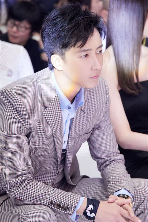 韩庚出席公益盛典 简约西装沉淀时尚风范设计