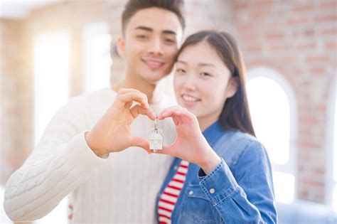 젊은 아시아 부부는 새로운 집의 열쇠를 들고 행복하고 흥분새 아파트로 이동 미소 2명에 대한 스톡 사진 및 기타 이미지 2명