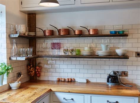 Полочки на фартуке кухни 84 фото