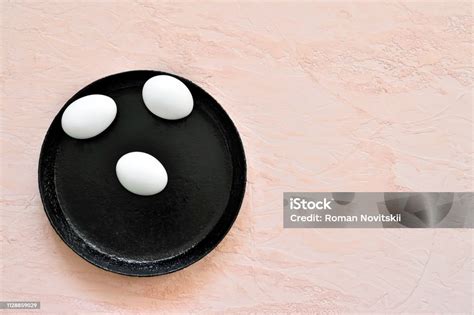 3 하얀 계란 껍질에 살아있는 산호의 그늘의 배경에 대해 검은 팬에 거짓말 건강한 식생활에 대한 스톡 사진 및 기타 이미지