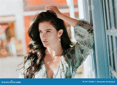 Una Hermosa Chica Ucraniana Con El Pelo Largo Foto De Archivo Imagen