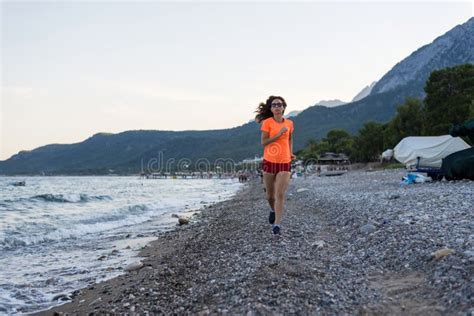 Mulher Magro Nova Que Corre Na Praia Imagem De Stock Imagem De Fresco