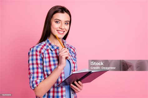 초상화 의 긍정적 인 쾌활한 아가씨 미래 교수 느낌 사려 깊은 생각 결정 선택 준비 보고서 프로젝트 내용 즐기는 착용 체크 무늬 의류 청소년 고립 파스텔 배경 공부에 대한