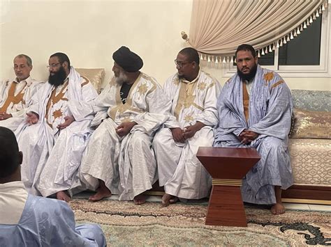 الشيخ الفخامة ولد الشيخ سيديا يقدم واجب العزاء لأسرة أهل أبوه صور