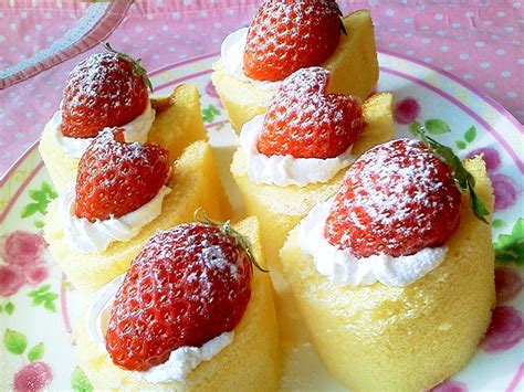 市販のロールケーキで簡単♪苺のプチケーキ レシピ・作り方 By 楽天レシピ