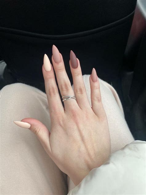 Pin de Anita Łuczak Demska en Fryzury i dobry wygląd Manicura de uñas Uñas sencillas y
