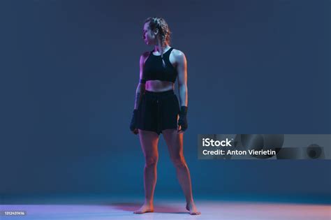백인 여성 Mma 전투기 포즈 고립 된 위에 푸른 배경 에 네온 빛 20 24세에 대한 스톡 사진 및 기타 이미지 20 24