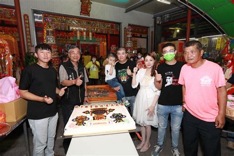 台中浩天宮大庄媽 四紅哨角隊 由本隊顧問代表「簡彥明、蕭雅欣」閤家，