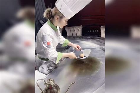 女子手艺真是非常的不一般，一个鸡蛋这样子做成花样来很有艺术感花样手艺样子