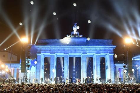 数千の光の風船、ベルリンの夜空に 壁崩壊25年式典 写真21枚 国際ニュース：afpbb News