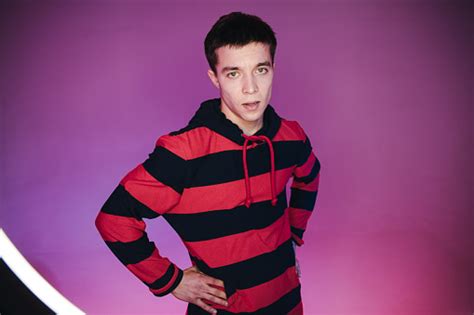 스튜디오에서 점퍼 댄스 현대 무용을 입은 청년 브레이크 댄스 댄스 스쿨 포스터입니다 공간을 복사합니다 전투 대회 발표 분홍색과 파란색 배경입니다 공연에 대한 스톡 사진 및