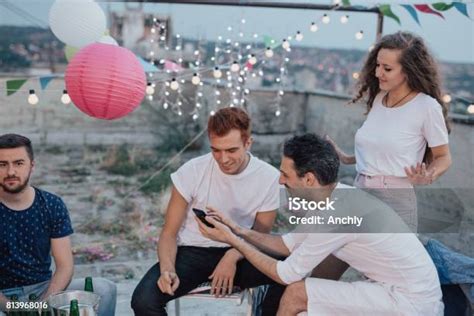 모두 흰색을 입은 남자는 뭔가 보여주는 빨간 머리 친구에 게 전화 건물 외관에 대한 스톡 사진 및 기타 이미지 건물 외관 단순하게 살기 단체 Istock