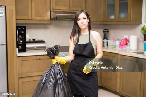 Pembantu Muda Memegang Kantong Sampah Di Dapur Foto Stok Unduh Gambar