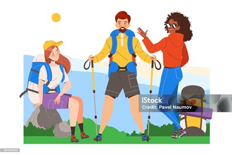 Mendaki Gunung Bersama Pria Dan Wanita Dengan Tiang Dan Ransel