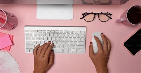 위의 보기 그래픽 디자이너는 사무실에서 최신 장치로 작업합니다 사진 Unsplash의 태국 이미지