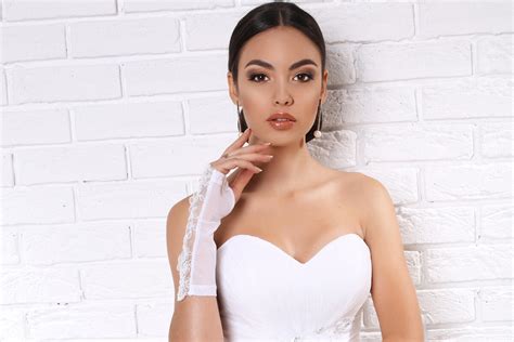 Портрет красивой брюнетки в белом свадебном платье · бесплатная фотография от Skywolfx