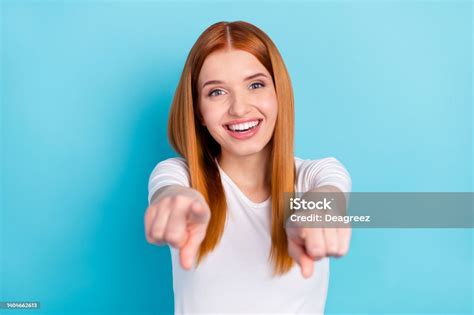 만족한 솔직한 오렌지 머리 숙녀 직접 손가락 사진 당신은 파란 색 배경에 고립 된 이빨 미소 카메라 T 셔츠에 대한 스톡 사진