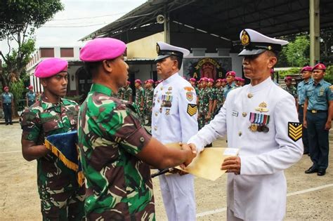 DANYON ZENI 1 MARINIR PIMPIN UPACARA DAN TRADISI KENAIKAN PANGKAT SERTA