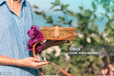 밖에 서 유행 세련 된 등나무 가방 실크 스카프와 여자 손 발리 인도네시아의 열 대 섬입니다 등나무 핸드백 및 실크 스카프 가방에 대한 스톡 사진 및 기타 이미지 Istock