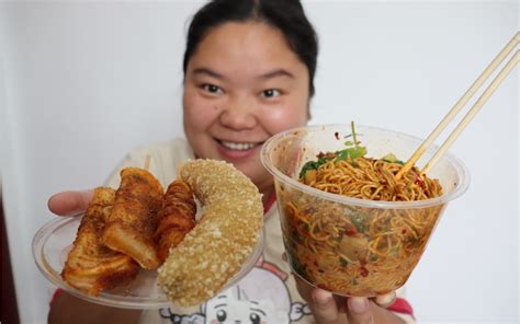炸香蕉，年糕，配上像拌面一样的热干面，小婷吃完直摇头 楊小婷 楊小婷 哔哩哔哩视频