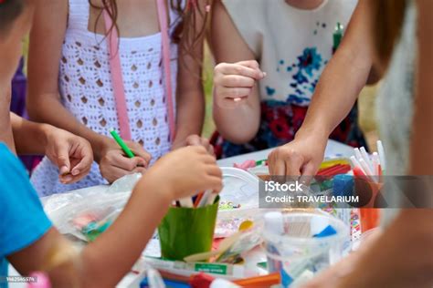 야외 어린이 파티에서 부모와 함께 어린이 종이 공예 그림 플라스틱 성형 공예에 대한 스톡 사진 및 기타 이미지 공예 어린