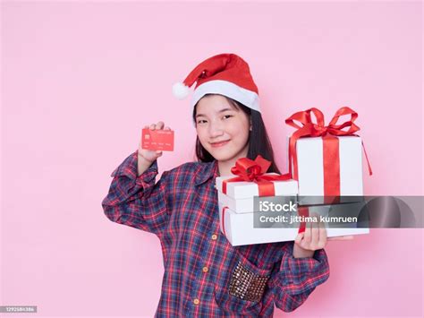 산타 모자에 행복한 젊은 여자 선물 상자를 들고 신용 카드를 보여주는 상품권에 대한 스톡 사진 및 기타 이미지 상품권