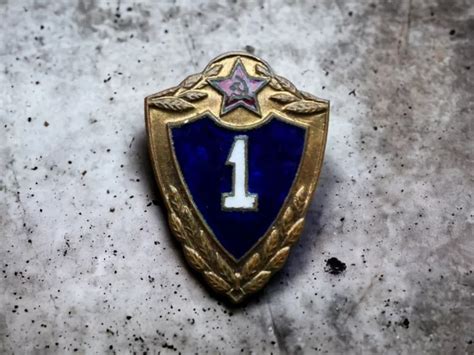 INSIGNE MILITAIRE DES Forces Armées De L urss Spécialiste 1Re Classe