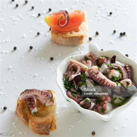 구운 바게트 조각과 문어 샐러드의 최고 보기 검은 후추와 바다 소금흰색 배경에 브루스케타 전형적인 지중해 전채 음식 건강한 생활방식에 대한 스톡 사진 및 기타 이미지