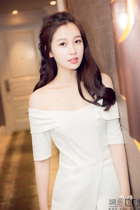 虞书欣白裙美图曝光 泥石流竟清新得很认真美女明星秀色女神