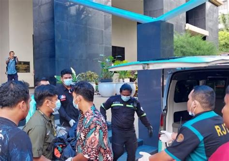 Mahasiswi Cantik Yang Lompat Dari Lantai 12 Gedung Filkom Ub