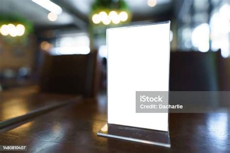 Bar 레스토랑 카페의 나무 테이블에 서 있는 메뉴 프레임을 모의합니다 텍스트 공간 메뉴는 텍스트 마케팅 프로모션을 위해 비어 있습니다 0명에 대한 스톡 사진 및 기타