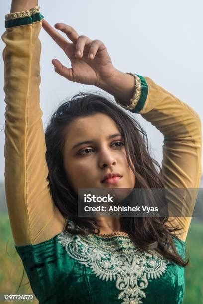 Gadis India Cantik Dengan Kostum Tradisional India Lehenga Choli Foto