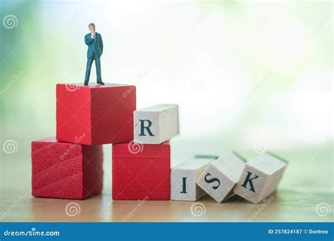 Empresario De Personas En Miniatura Con Riesgo De Palabra De Madera Imagen De Archivo Imagen